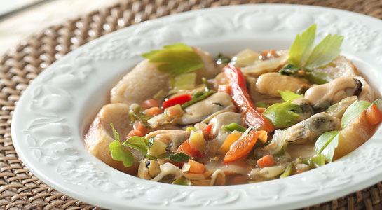 Heldere soep van geroerbakte mosselen met groenten - Online Recepten ...