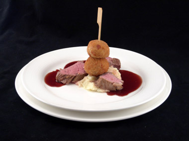 Kalfshaas met rode wijn-portsaus, witlofbitterballen - Online Recepten ...